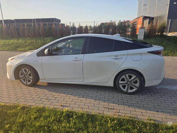 White Toyota Prius 2018 in Klaipeda, with an engine capacity of 1.80 L and mileage of 242 thousand km for 11500 €, photo 4 on AUTOMOTO.COM.LV