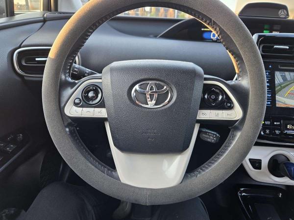 White Toyota Prius 2018 in Klaipeda, with an engine capacity of 1.80 L and mileage of 242 thousand km for 11500 €, photo 8 on AUTOMOTO.COM.LV