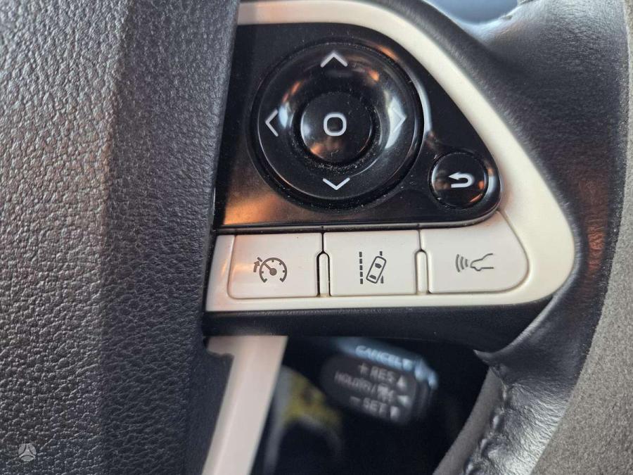 Balts Toyota Prius 2018 Klaipėda, ar dzinēja tilpumu 1.80 L un nobraukumu 242 tūkst. km par 11500 €, foto 12 vietnē AUTOMOTO.COM.LV