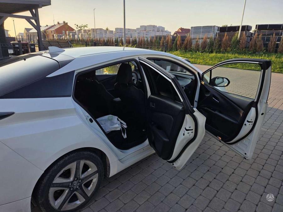 Balts Toyota Prius 2018 Klaipėda, ar dzinēja tilpumu 1.80 L un nobraukumu 242 tūkst. km par 11500 €, foto 19 vietnē AUTOMOTO.COM.LV