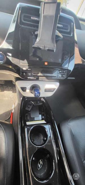 White Toyota Prius 2019 in Vilnius, with an engine capacity of 1.80 L and mileage of 192 thousand km for 11500 €, photo 4 on AUTOMOTO.COM.LV