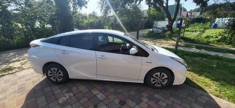 White Toyota Prius 2019 in Vilnius, with an engine capacity of 1.80 L and mileage of 192 thousand km for 11500 €, photo 8 on AUTOMOTO.COM.LV