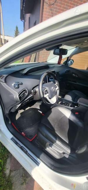 White Toyota Prius 2019 in Vilnius, with an engine capacity of 1.80 L and mileage of 192 thousand km for 11500 €, photo 9 on AUTOMOTO.COM.LV