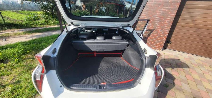 White Toyota Prius 2019 in Vilnius, with an engine capacity of 1.80 L and mileage of 192 thousand km for 11500 €, photo 10 on AUTOMOTO.COM.LV