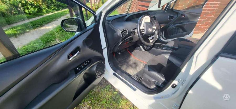 White Toyota Prius 2019 in Vilnius, with an engine capacity of 1.80 L and mileage of 192 thousand km for 11500 €, photo 11 on AUTOMOTO.COM.LV