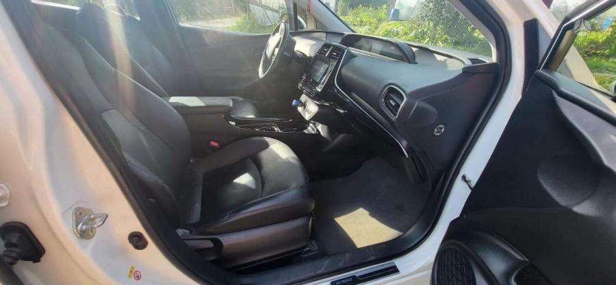 White Toyota Prius 2019 in Vilnius, with an engine capacity of 1.80 L and mileage of 192 thousand km for 11500 €, photo 12 on AUTOMOTO.COM.LV