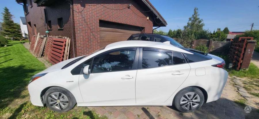 White Toyota Prius 2019 in Vilnius, with an engine capacity of 1.80 L and mileage of 192 thousand km for 11500 €, photo 13 on AUTOMOTO.COM.LV
