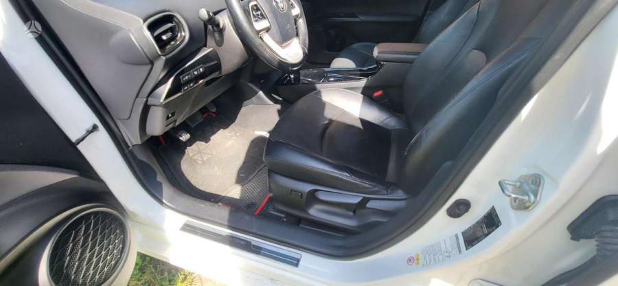 White Toyota Prius 2019 in Vilnius, with an engine capacity of 1.80 L and mileage of 192 thousand km for 11500 €, photo 17 on AUTOMOTO.COM.LV