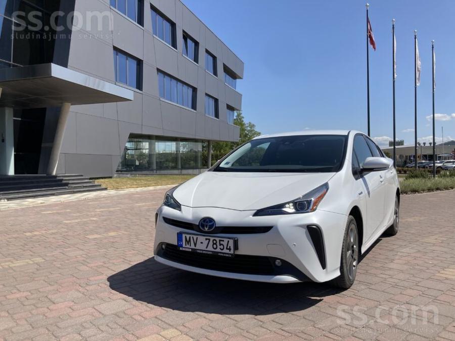 Balts Toyota Prius 2021 Liepāja, ar dzinēja tilpumu 1.80 L un nobraukumu 82 tūkst. km par 22000 €, foto 1 vietnē AUTOMOTO.COM.LV