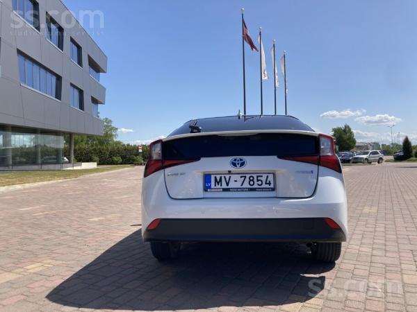Balts Toyota Prius 2021 Liepāja, ar dzinēja tilpumu 1.80 L un nobraukumu 82 tūkst. km par 22000 €, foto 2 vietnē AUTOMOTO.COM.LV
