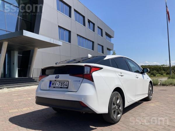 Balts Toyota Prius 2021 Liepāja, ar dzinēja tilpumu 1.80 L un nobraukumu 82 tūkst. km par 22000 €, foto 3 vietnē AUTOMOTO.COM.LV