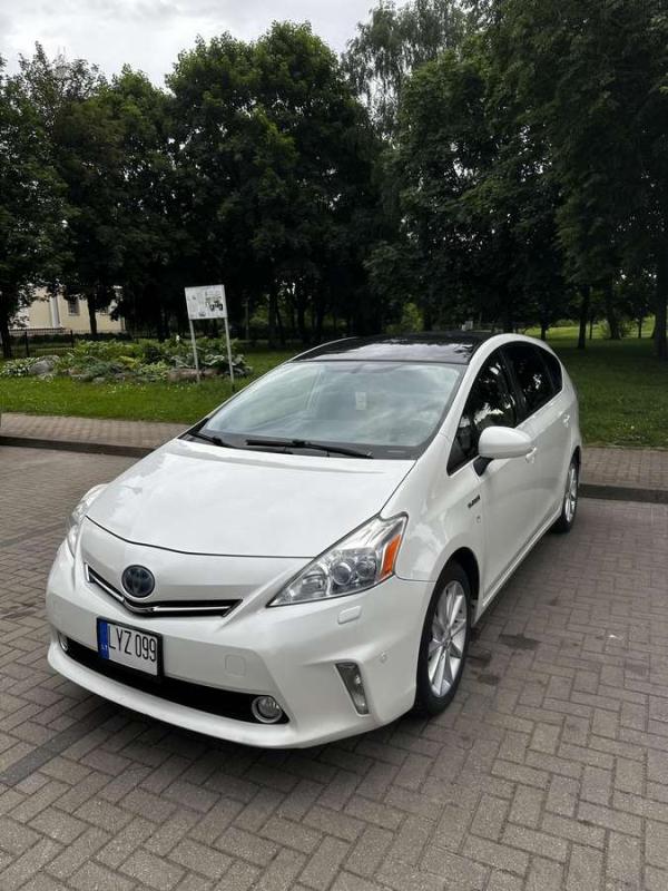 White Toyota Prius 2012 in Vilnius, with an engine capacity of 0.00 L and mileage of 220 thousand km for 11100 €, photo 1 on AUTOMOTO.COM.LV