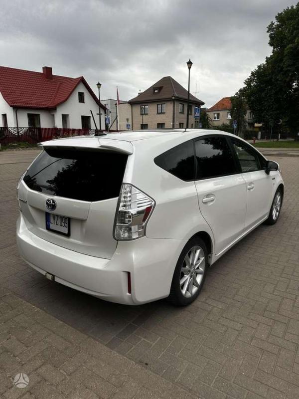 White Toyota Prius 2012 in Vilnius, with an engine capacity of 0.00 L and mileage of 220 thousand km for 11100 €, photo 3 on AUTOMOTO.COM.LV