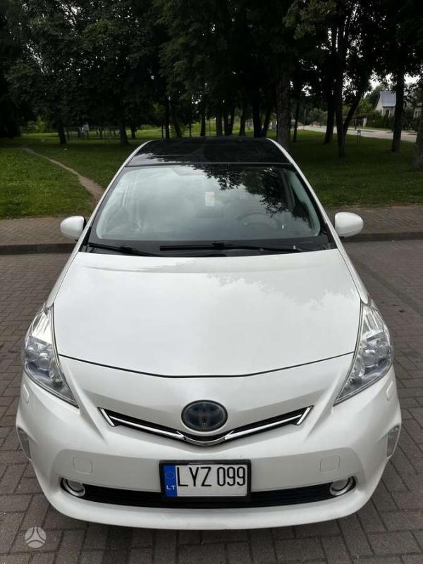 White Toyota Prius 2012 in Vilnius, with an engine capacity of 0.00 L and mileage of 220 thousand km for 11100 €, photo 5 on AUTOMOTO.COM.LV