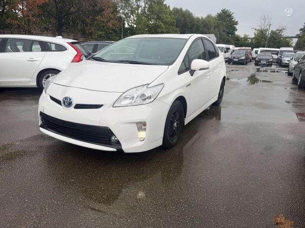 Toyota Prius 2012 in Klaipeda on AUTOMOTO.COM.LV White Toyota Prius 2012 in Klaipeda, with an engine capacity of 1.80 L and mileage of 250 thousand km for 6950 €, photo 1 on AUTOMOTO.COM.LV