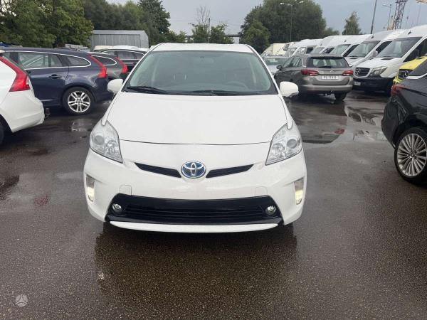Toyota Prius 2012 in Klaipeda on AUTOMOTO.COM.LV White Toyota Prius 2012 in Klaipeda, with an engine capacity of 1.80 L and mileage of 250 thousand km for 6950 €, photo 3 on AUTOMOTO.COM.LV