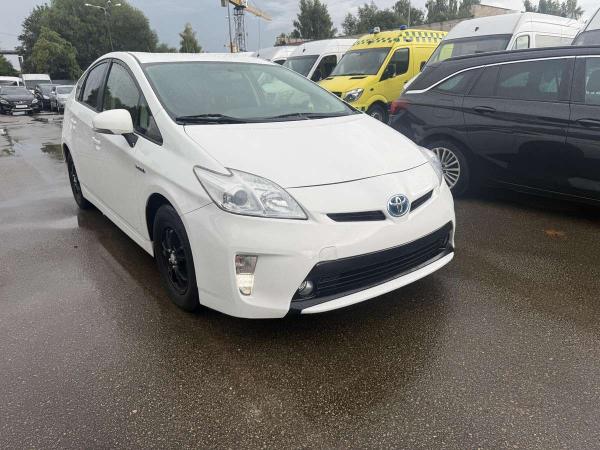 Toyota Prius 2012 in Klaipeda on AUTOMOTO.COM.LV White Toyota Prius 2012 in Klaipeda, with an engine capacity of 1.80 L and mileage of 250 thousand km for 6950 €, photo 4 on AUTOMOTO.COM.LV