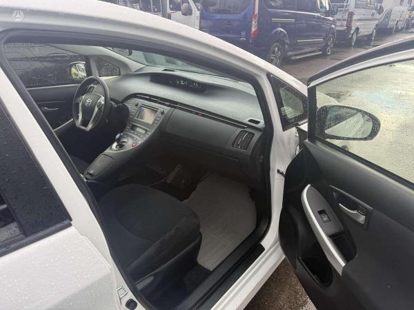 Toyota Prius 2012 in Klaipeda on AUTOMOTO.COM.LV White Toyota Prius 2012 in Klaipeda, with an engine capacity of 1.80 L and mileage of 250 thousand km for 6950 €, photo 10 on AUTOMOTO.COM.LV