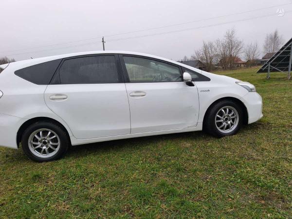 White Toyota Prius 2013 in Vilnius, with an engine capacity of 1.80 L and mileage of 415 thousand km for 7560 €, photo 3 on AUTOMOTO.COM.LV