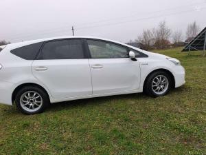 White Toyota Prius 2013 in Vilnius, with an engine capacity of 1.80 L and mileage of 415 thousand km for 7560 €, photo 3 on AUTOMOTO.COM.LV