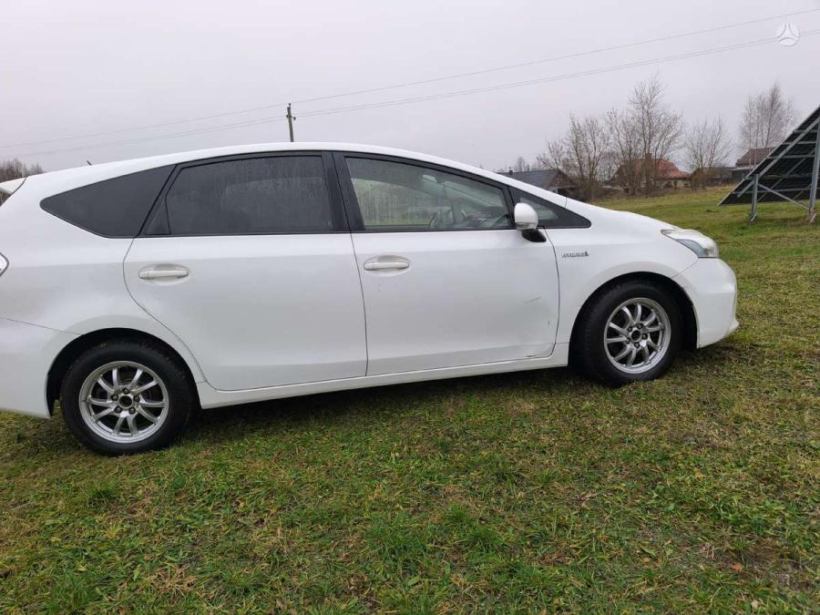 White Toyota Prius 2013 in Vilnius, with an engine capacity of 1.80 L and mileage of 415 thousand km for 7560 €, photo 3 on AUTOMOTO.COM.LV