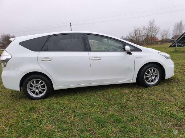 White Toyota Prius 2013 in Vilnius, with an engine capacity of 1.80 L and mileage of 415 thousand km for 7560 €, photo 4 on AUTOMOTO.COM.LV