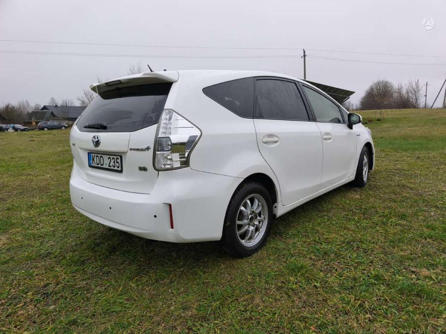 White Toyota Prius 2013 in Vilnius, with an engine capacity of 1.80 L and mileage of 415 thousand km for 7560 €, photo 5 on AUTOMOTO.COM.LV