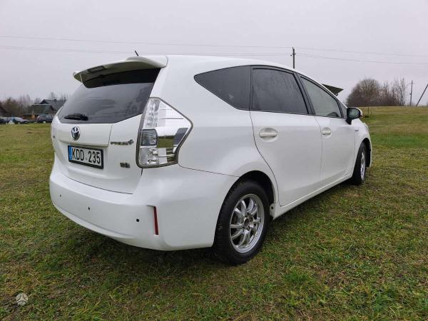 White Toyota Prius 2013 in Vilnius, with an engine capacity of 1.80 L and mileage of 415 thousand km for 7560 €, photo 6 on AUTOMOTO.COM.LV