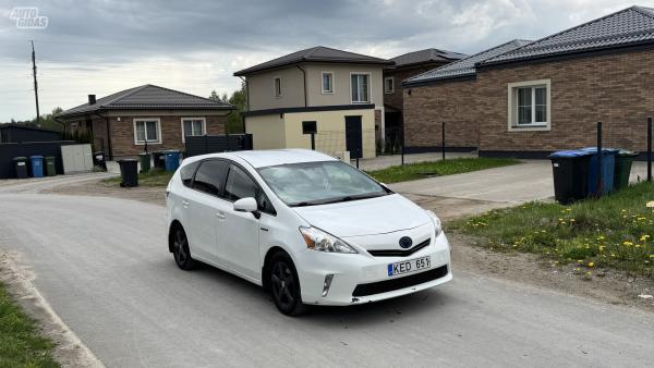 White Toyota Prius 2014 in Vilnius, with an engine capacity of 1.80 L and mileage of 400 thousand km for 6950 €, photo 1 on AUTOMOTO.COM.LV