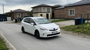 White Toyota Prius 2014 in Vilnius, with an engine capacity of 1.80 L and mileage of 400 thousand km for 6950 €, photo 3 on AUTOMOTO.COM.LV