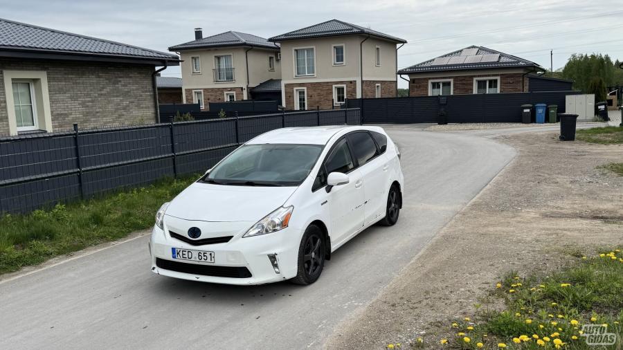 White Toyota Prius 2014 in Vilnius, with an engine capacity of 1.80 L and mileage of 400 thousand km for 6950 €, photo 4 on AUTOMOTO.COM.LV