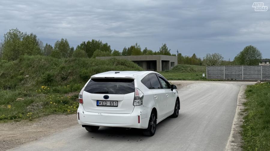White Toyota Prius 2014 in Vilnius, with an engine capacity of 1.80 L and mileage of 400 thousand km for 6950 €, photo 8 on AUTOMOTO.COM.LV