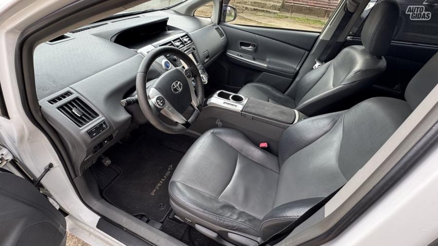 White Toyota Prius 2014 in Vilnius, with an engine capacity of 1.80 L and mileage of 400 thousand km for 6950 €, photo 16 on AUTOMOTO.COM.LV