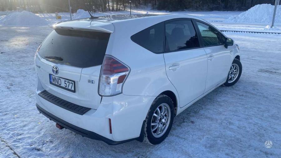 White Toyota Prius 2015 in Vilnius, with an engine capacity of 1.80 L and mileage of 291 thousand km for 9500 €, photo 3 on AUTOMOTO.COM.LV