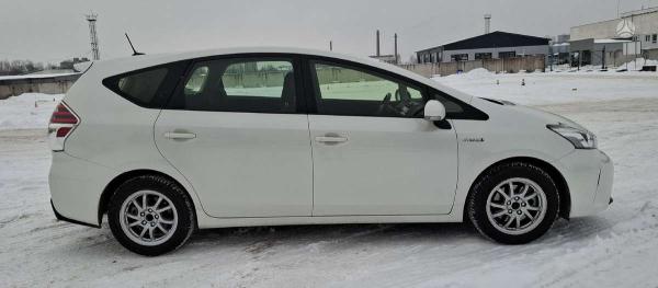 White Toyota Prius 2016 in Panevezys, with an engine capacity of 1.80 L and mileage of 282 thousand km for 8900 €, photo 5 on AUTOMOTO.COM.LV