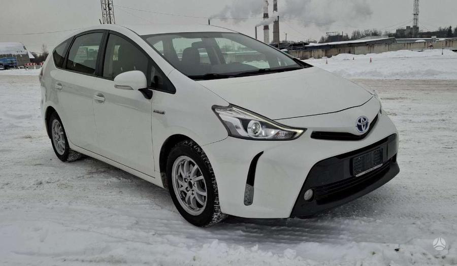 White Toyota Prius 2016 in Panevezys, with an engine capacity of 1.80 L and mileage of 282 thousand km for 8900 €, photo 6 on AUTOMOTO.COM.LV