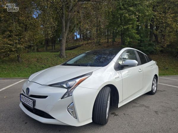 White Toyota Prius 2017 in Kaunas, with an engine capacity of 1.80 L and mileage of 375 thousand km for 10195 €, photo 1 on AUTOMOTO.COM.LV