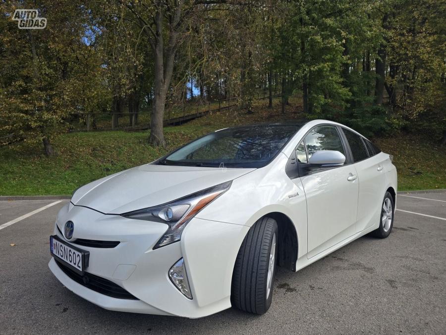 White Toyota Prius 2017 in Kaunas, with an engine capacity of 1.80 L and mileage of 375 thousand km for 10195 €, photo 1 on AUTOMOTO.COM.LV
