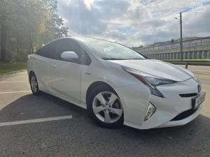 White Toyota Prius 2017 in Kaunas, with an engine capacity of 1.80 L and mileage of 375 thousand km for 10195 €, photo 3 on AUTOMOTO.COM.LV