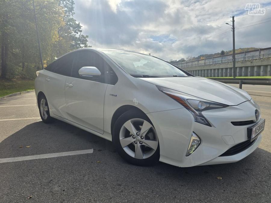 White Toyota Prius 2017 in Kaunas, with an engine capacity of 1.80 L and mileage of 375 thousand km for 10195 €, photo 3 on AUTOMOTO.COM.LV