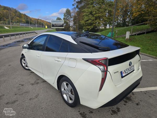 White Toyota Prius 2017 in Kaunas, with an engine capacity of 1.80 L and mileage of 375 thousand km for 10195 €, photo 4 on AUTOMOTO.COM.LV