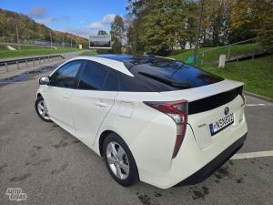 White Toyota Prius 2017 in Kaunas, with an engine capacity of 1.80 L and mileage of 375 thousand km for 10195 €, photo 4 on AUTOMOTO.COM.LV