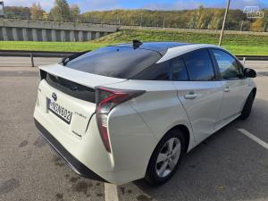 White Toyota Prius 2017 in Kaunas, with an engine capacity of 1.80 L and mileage of 375 thousand km for 10195 €, photo 5 on AUTOMOTO.COM.LV