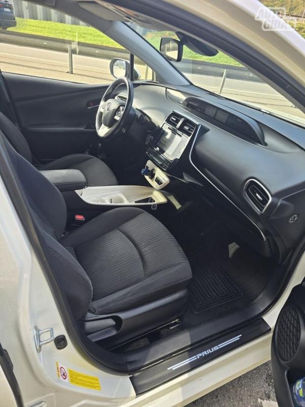 White Toyota Prius 2017 in Kaunas, with an engine capacity of 1.80 L and mileage of 375 thousand km for 10195 €, photo 6 on AUTOMOTO.COM.LV