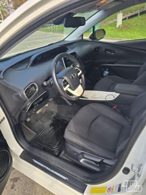 White Toyota Prius 2017 in Kaunas, with an engine capacity of 1.80 L and mileage of 375 thousand km for 10195 €, photo 7 on AUTOMOTO.COM.LV