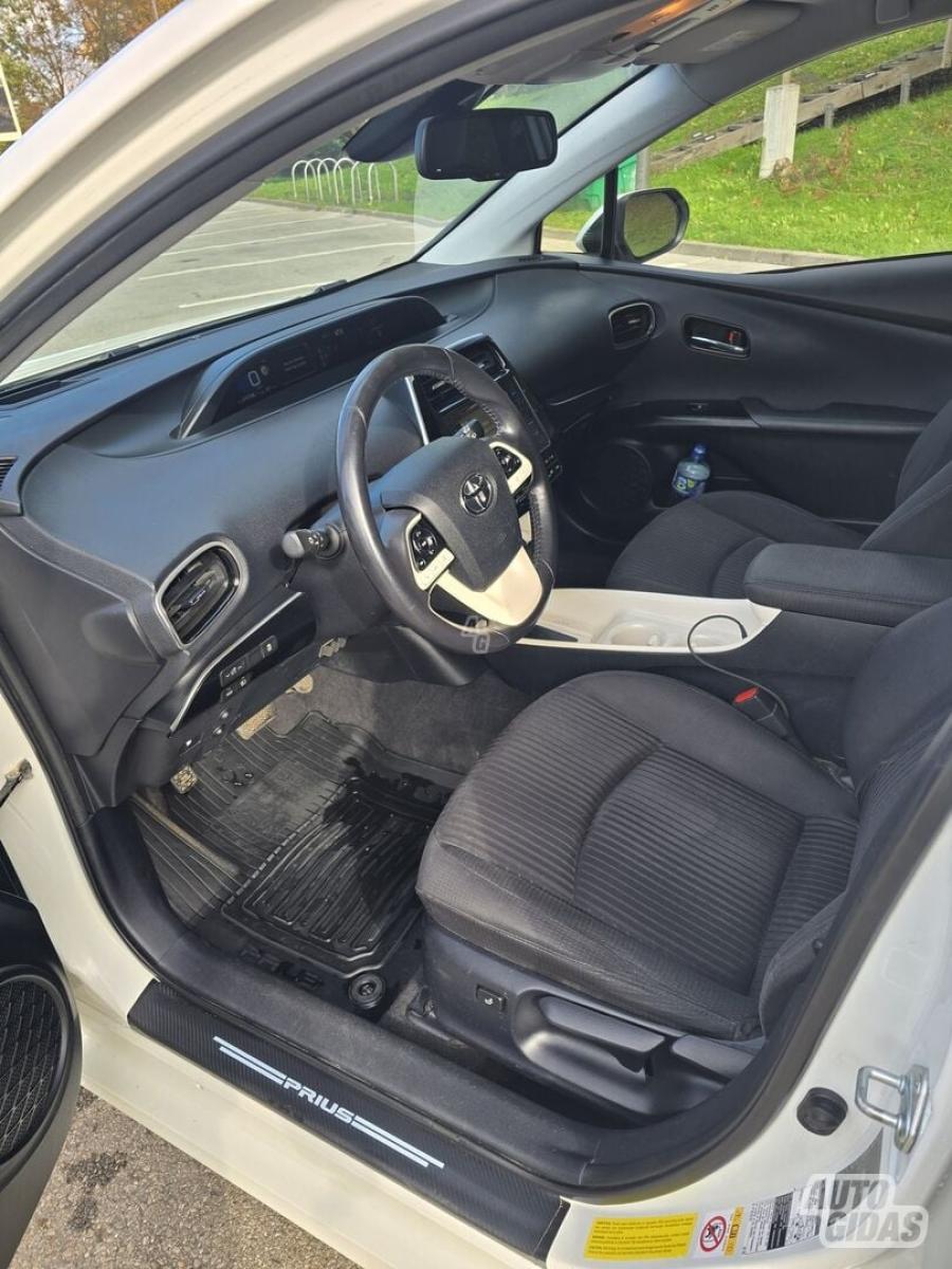 White Toyota Prius 2017 in Kaunas, with an engine capacity of 1.80 L and mileage of 375 thousand km for 10195 €, photo 7 on AUTOMOTO.COM.LV