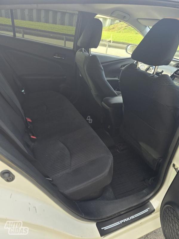 White Toyota Prius 2017 in Kaunas, with an engine capacity of 1.80 L and mileage of 375 thousand km for 10195 €, photo 8 on AUTOMOTO.COM.LV