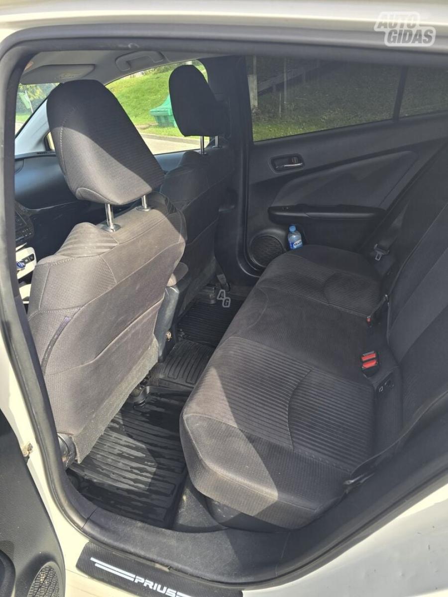 White Toyota Prius 2017 in Kaunas, with an engine capacity of 1.80 L and mileage of 375 thousand km for 10195 €, photo 9 on AUTOMOTO.COM.LV