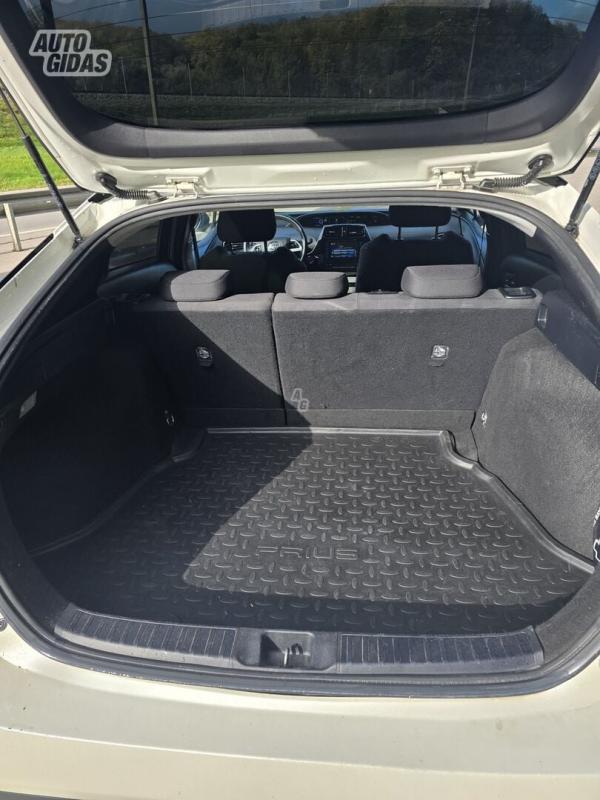 White Toyota Prius 2017 in Kaunas, with an engine capacity of 1.80 L and mileage of 375 thousand km for 10195 €, photo 10 on AUTOMOTO.COM.LV