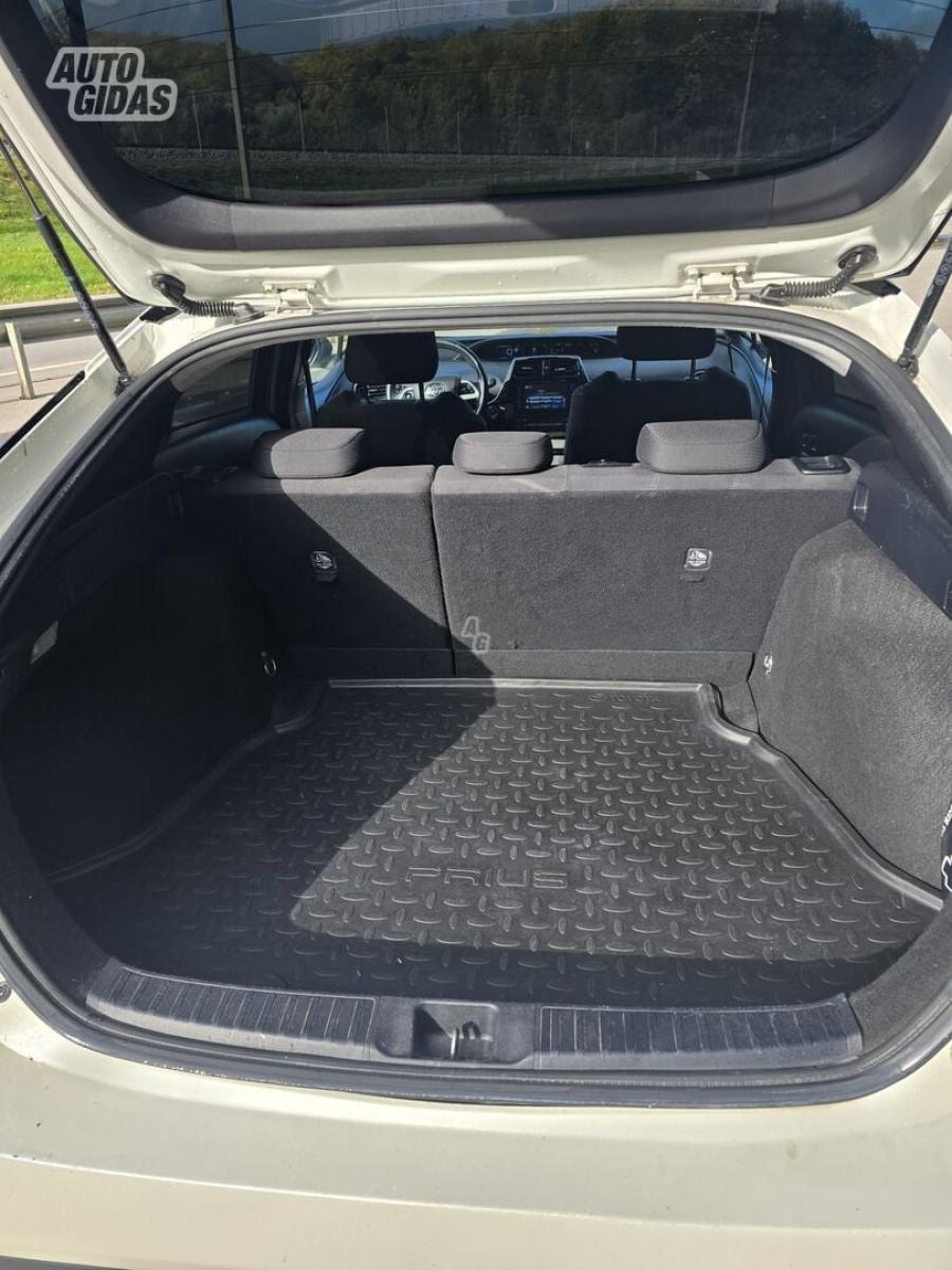 White Toyota Prius 2017 in Kaunas, with an engine capacity of 1.80 L and mileage of 375 thousand km for 10195 €, photo 10 on AUTOMOTO.COM.LV